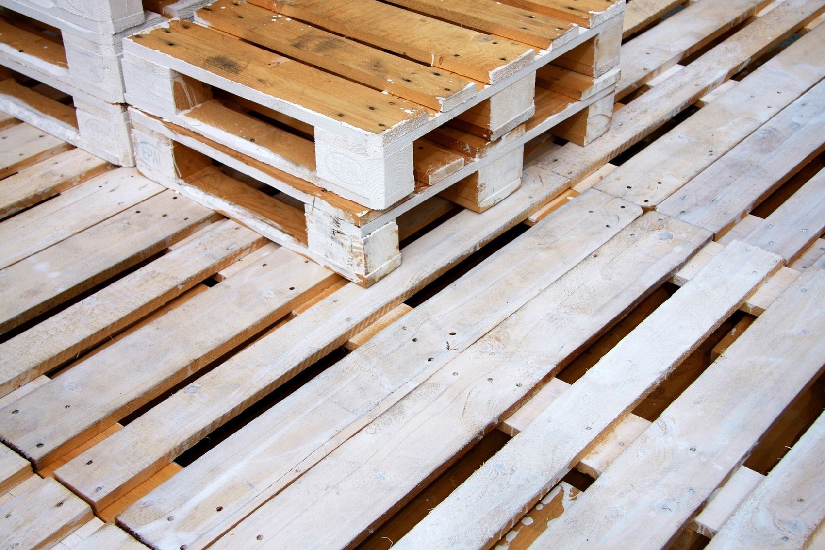 New, Used, Custom Pallets and Skids Delivered | Lottus Inc.